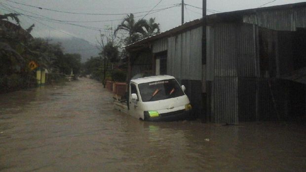 Sungai Cijangkelok Meluap, 6 Desa di Kuningan Banjir Satu Meter Sungai Cijangkelok Meluap, 6 Desa di Kuningan Banjir Satu Meter