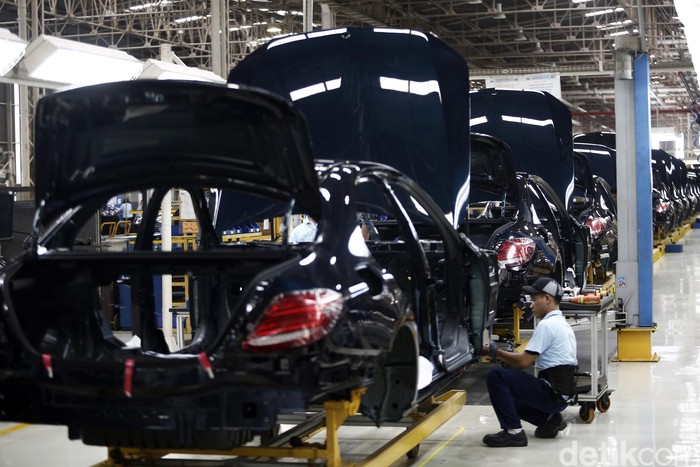 Melihat Produksi Mercy E-Class Buatan Indonesia