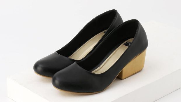 Tampil Klasik dengan 5 High Heels Hitam di Bawah Rp 500 Ribu