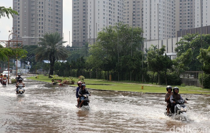 Kali Meluap, Depan Pintu Masuk Hailai Ancol Terendam Banjir Kali Meluap, Depan Pintu Masuk Hailai Ancol Terendam Banjir