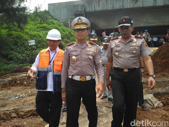 Petugas Pasang Robot untuk Pantau Pergeseran Jembatan Cisomang Petugas Pasang Robot untuk Pantau Pergeseran Jembatan Cisomang