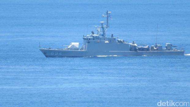 Penampakan KRI Hiu Berpatroli Jaga Kawasan Hotel Raja Salman