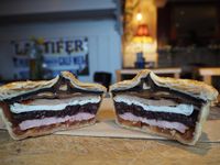 Menu English Breakfast Tersusun Lengkap dalam Sepotong Brekkie Pie