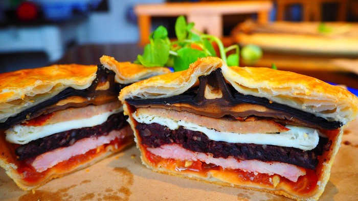 Menu English Breakfast Tersusun Lengkap dalam Sepotong Brekkie Pie