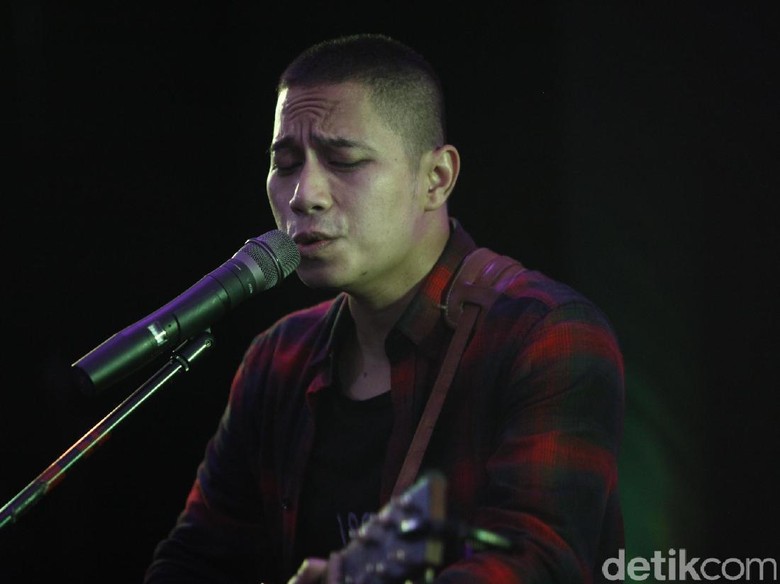 Indra 'The Rain' Sedih Ibu Tiri Meninggal Dunia di Hotel