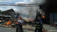 Kebakaran Hanguskan Toko Kayu dan Rumah Bedeng di Tangsel