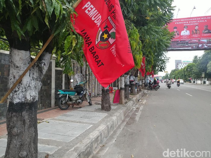Ratusan Pohon di Pusat Kota Cirebon Dipaku Bendera Ormas