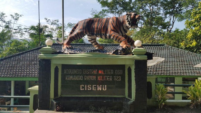Gagah, Ini Patung Macan Pengganti Macan 'Lucu' di Koramil Cisewu Gagah, Ini Patung Macan Pengganti Macan 'Lucu' di Koramil Cisewu