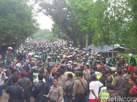 Ojek Online dan Angkot Saling Serang di Terminal Laladon Bogor