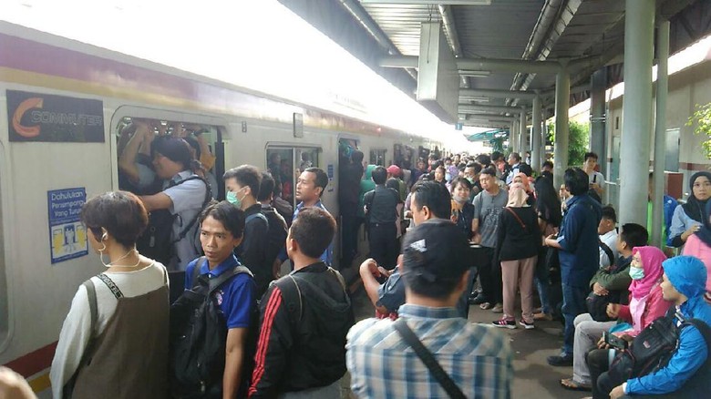 Ada Perubahan Jadwal KRL, Penumpang Menumpuk di Stasiun Poris