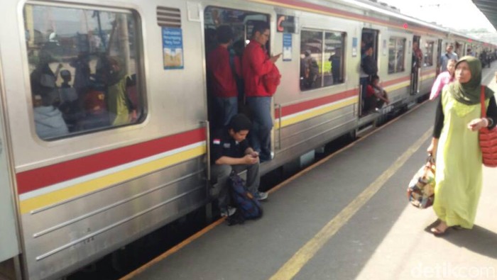 Ada Gangguan Sinyal KRL, Penumpang di Bekasi Telantar Ada Gangguan Sinyal KRL, Penumpang di Bekasi Telantar