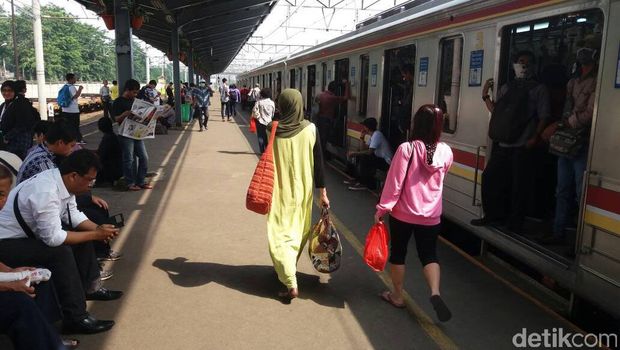 Ada Gangguan Sinyal KRL, Penumpang di Bekasi Telantar Ada Gangguan Sinyal KRL, Penumpang di Bekasi Telantar