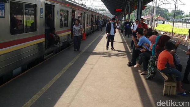 Ada Gangguan Sinyal KRL, Penumpang di Bekasi Telantar Ada Gangguan Sinyal KRL, Penumpang di Bekasi Telantar