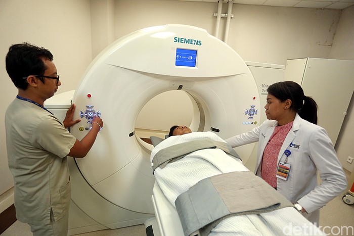 Melihat Pemeriksaan Pasien di BIMC Hospital