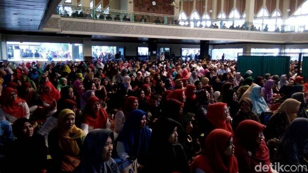 2 Ribu Guru Ngaji di Bandung Mulai Dapat Honor Rp 250 Ribu per Bulan 2 Ribu Guru Ngaji di Bandung Mulai Dapat Honor Rp 250 Ribu per Bulan