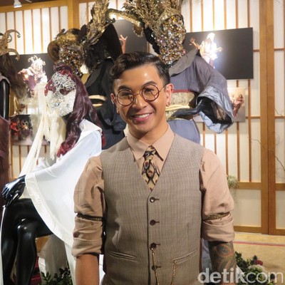 Alston Stephanus Mendunia karena Angkat Budaya Keraton Melalui Aksesori