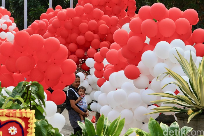 Balon Merah-putih Warnai Balai Kota