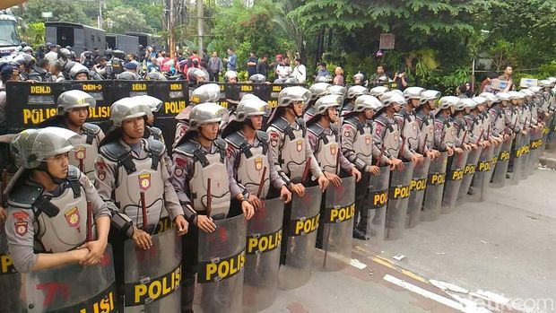 Polisi Bentuk Barikade di Jalan Dekat Halte Busway Kementan