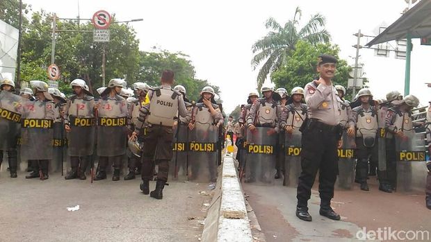Polisi Bentuk Barikade di Jalan Dekat Halte Busway Kementan
