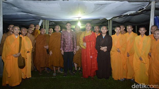 1.000 Lampion Waisak Dilepas di Candi Muaro Jambi 1.000 Lampion Waisak Dilepas di Candi Muaro Jambi