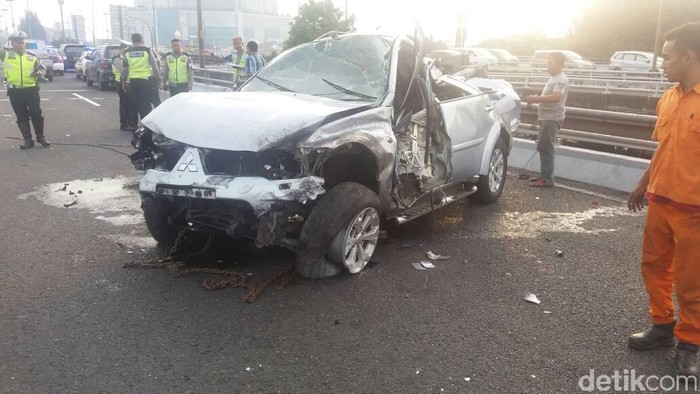 Penumpang Pajero yang Kecelakaan di Tol Terlempar dari Atas Flyover Penumpang Pajero yang Kecelakaan di Tol Terlempar dari Atas Flyover