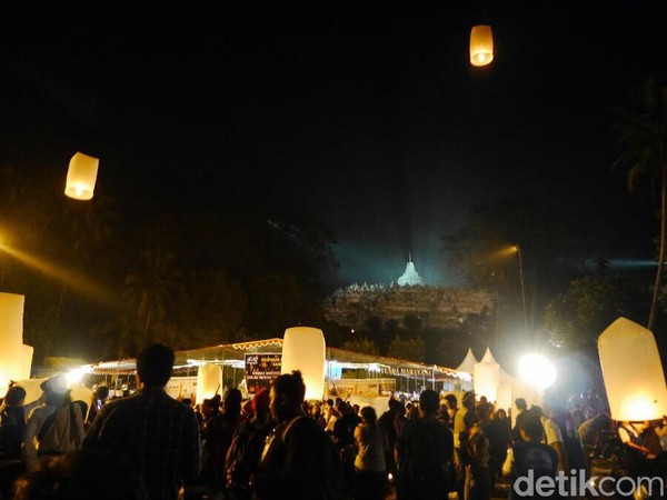 Wah... Cantiknya Lampion Waisak Hiasi Langit Borobudur