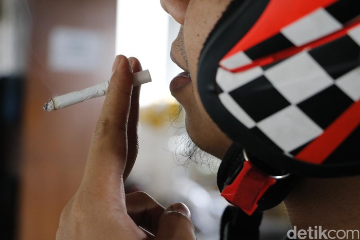 Jangan Merokok Saat Naik Motor, Pengguna Jalan Bukan Anda Sendiri
