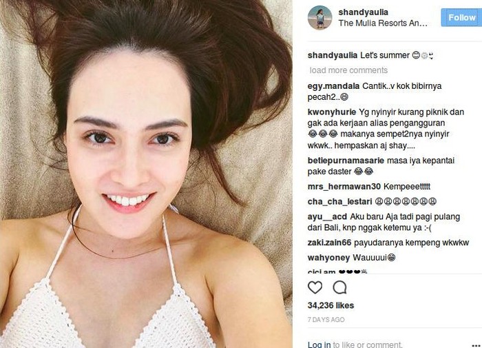 Shandy Aulia Seksi Berbikini di Bali