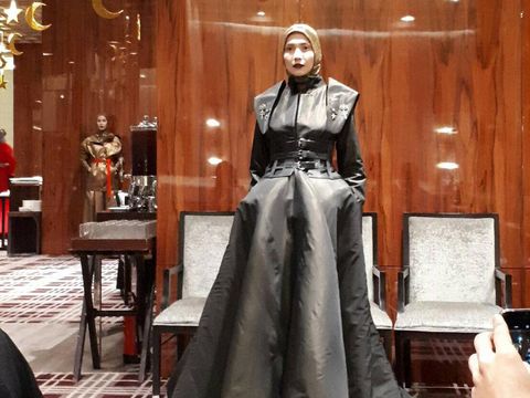 Koleksi Ramadan 2017 Norma Hauri, Gaun Edgy dengan Sentuhan Dramatis