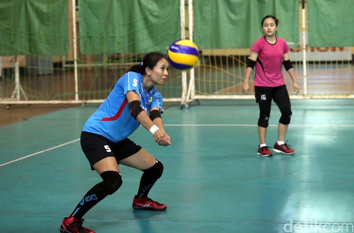 Melihat Atlet Voli Putri Berlatih