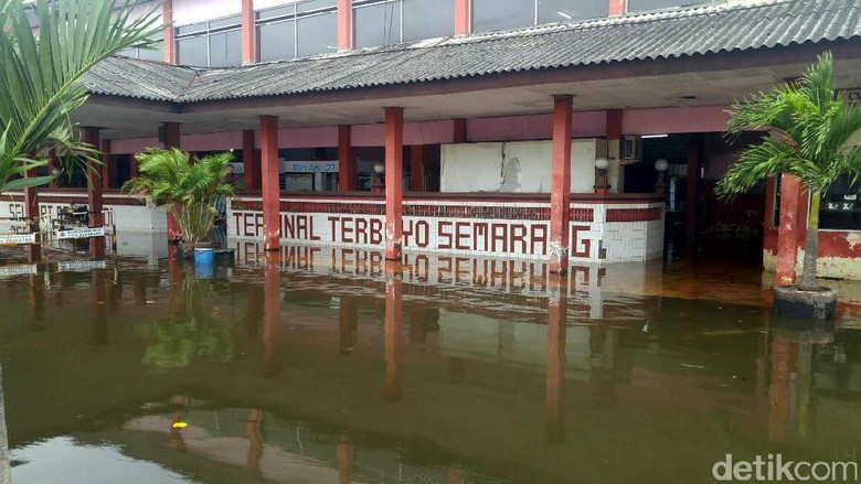 Terminal Terboyo Semarang Terendam Banjir Rob
