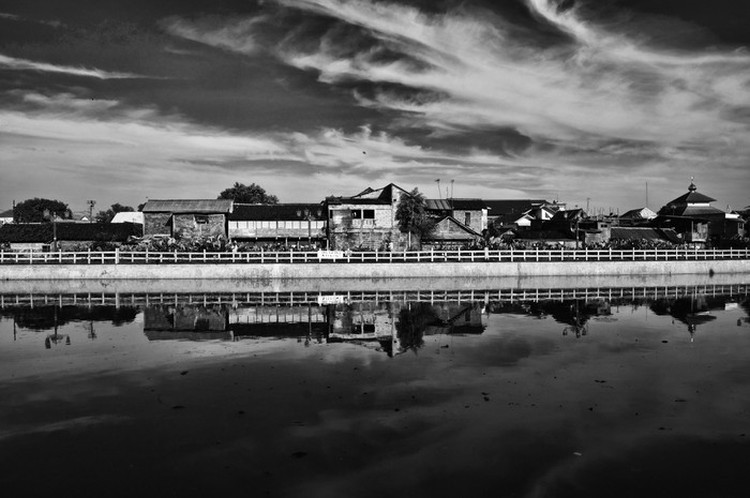 Foto Bermain Monokrom yang Menawan