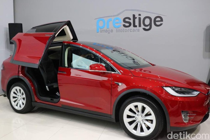 Mobil Listrik Tesla Model X Mengaspal di Jakarta