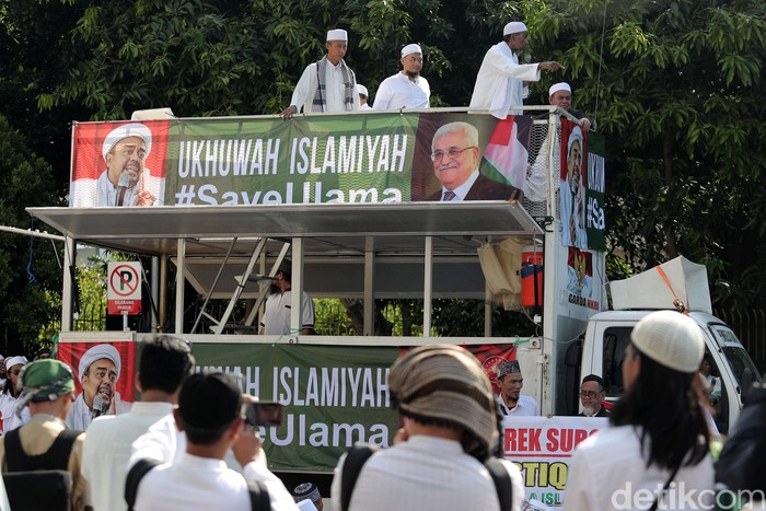 Begini Penampakan Aksi Bela Ulama Di Luar Masjid Istiqlal