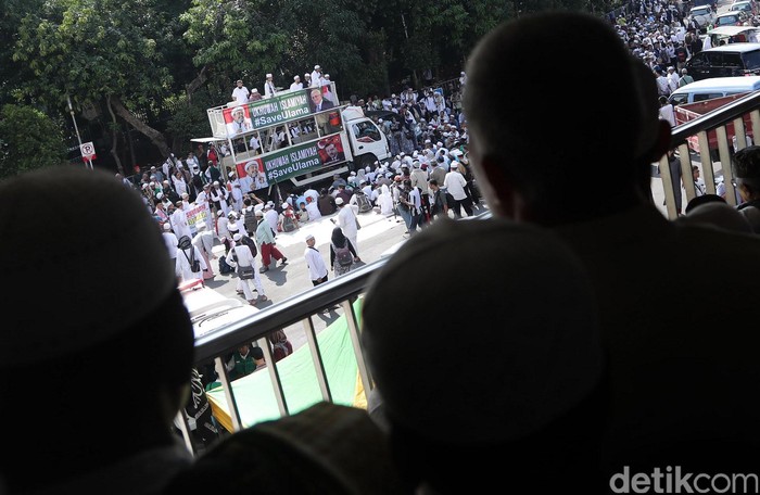Begini Penampakan Aksi Bela Ulama Di Luar Masjid Istiqlal