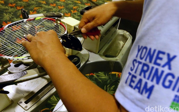 Mengintip Bengkel Reparasi Raket Badminton