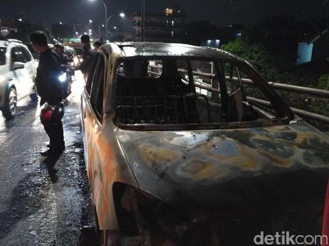 Mobil Terbakar di Flyover Galur Jakpus