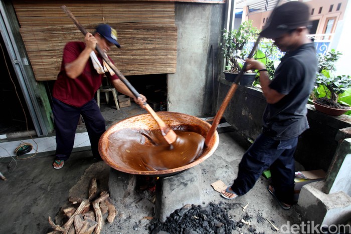 Melihat Pembuatan Dodol Khas Betawi