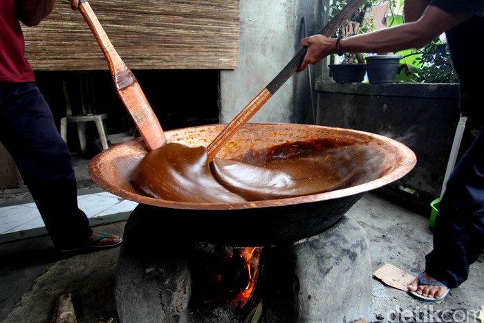 Melihat Pembuatan Dodol Khas Betawi