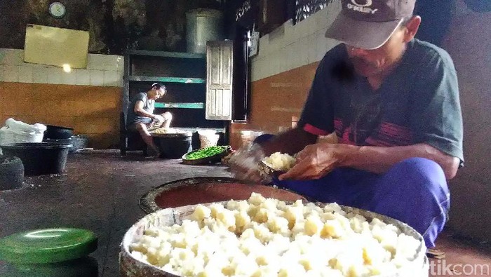 Geplak Dan Peyek Tumpuk Oleh Oleh Khas Bantul