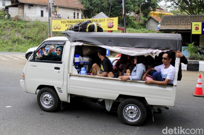 Warga Bandung Memilih Mobil Bak Terbuka untuk Mudik dan Liburan