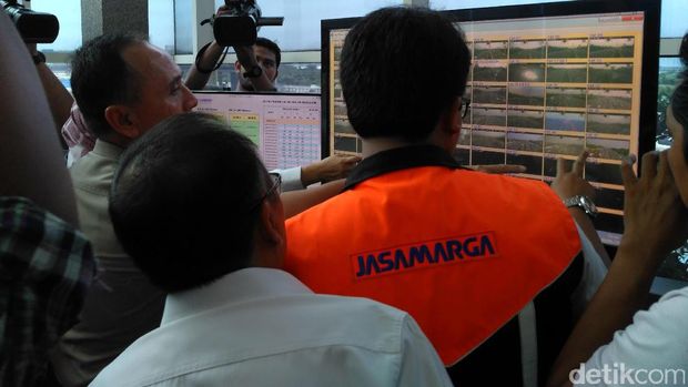 Kapolda Metro Cek Arus Balik di Gerbang Tol Cikarang Utama Kapolda Metro Cek Arus Balik di Gerbang Tol Cikarang Utama