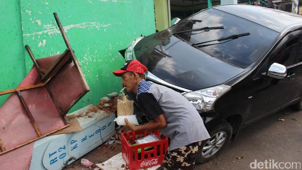 Avanza Seruduk Gerobak Seblak di Garut, Balita Nyaris Terlindas