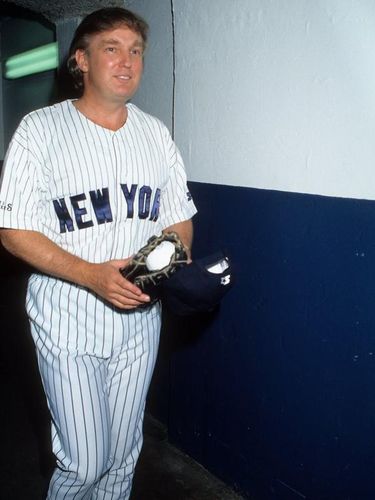 Penampilan Donald Trump dari Masa ke Masa: Jas Kuning Hingga Topi Pink