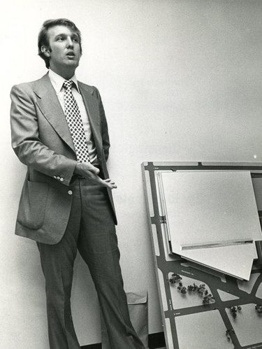 Penampilan Donald Trump dari Masa ke Masa: Jas Kuning Hingga Topi Pink