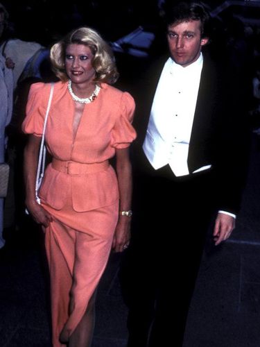 Penampilan Donald Trump dari Masa ke Masa: Jas Kuning Hingga Topi Pink