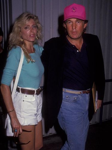 Penampilan Donald Trump dari Masa ke Masa: Jas Kuning Hingga Topi Pink