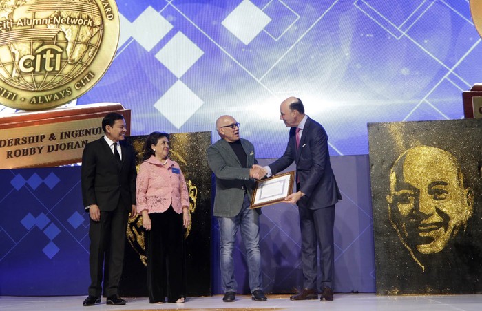 Robby Djohan dan Peter Gontha Raih Penghargaan