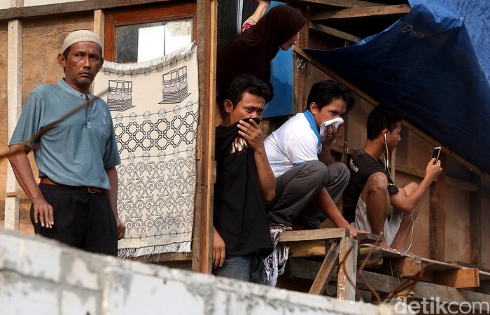 Tangisan Warga Korban Penggusuran Bukit Duri Tangisan Warga Korban Penggusuran Bukit Duri