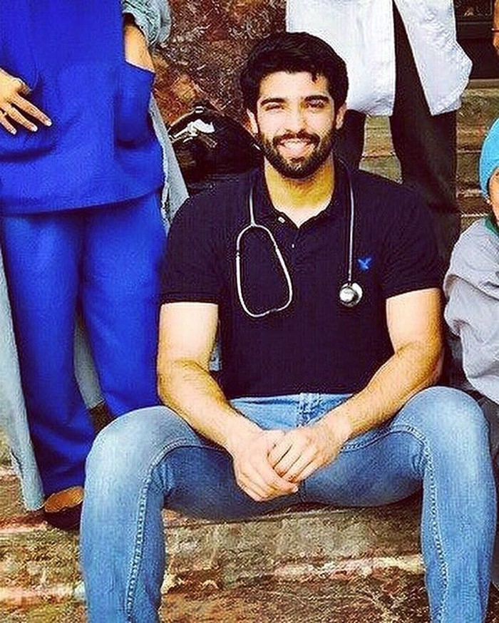 Penampakan Rehan Munir, Dokter Ganteng Bak Model yang Hobi Main Bola